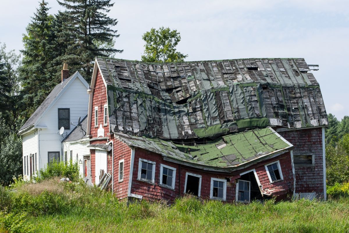 5 Warning Signs of a Potential Roof Collapse - Alternative Mindset